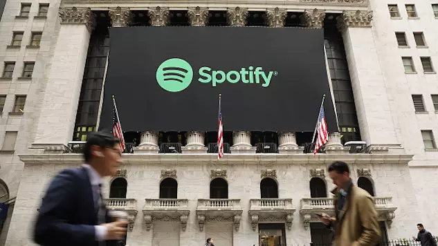 Spotify يېڭى ئۆچمەنلىك مەزمۇن سىياسىتىدىن بىر قەدەم چېكىنىدۇ