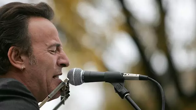 Iň oňat 10 sany Brýus Springsteen örtügi