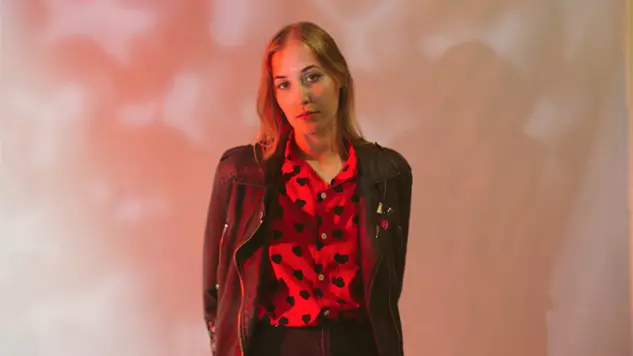 オーストラリアのセンセーション Hatchie が新曲の楽しいビジュアルを公開