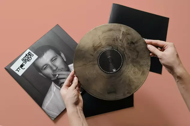 „Arctic Monkeys“ iš naujo išleis savo legendinį debiutinį albumą per „Vinyl Me, Please“. 99174_2